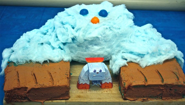 Icy Huggy Cake | @kitchenettefind Kitchenette Finds